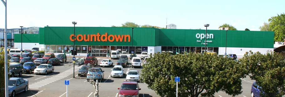SECURITY GUARDS INJURED IN ASSAULT - Supermarket News
